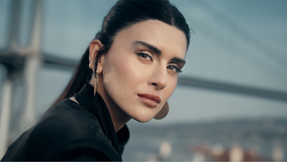 CANAN ÇAL'DAN 2024 MODEL AYAĞINDA KUNDURA - Metro Gazetesi